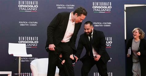 아빠 다리에 딱 붙은 머스크 아들