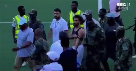 ‘군인까지 나섰다 살라 A매치 후 ‘난입 관중 때문에 호위 받으면서 퇴장