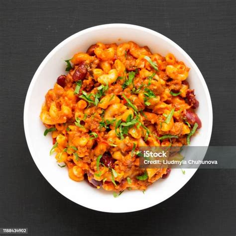 홈메이드 칠리 맥과 치즈와 파슬리를 검은 표면 위에 하얀 그릇에 담습니다 평면 누워 오버 헤드 위에서 클로즈업 0명에 대한 스톡 사진 및 기타 이미지 Istock