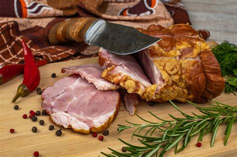 조각 칼 멀티 컬러 피망 붉은 고추 파슬리 딜 및 바질로 나무 도마에 얇게 썬 전통 햄 돼지 고기 간식의 개념 건강한 식생활에 대한 스톡 사진 및 기타 이미지 Istock