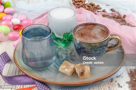 전통 터키 커피와 터키식 즐거움 사탕과 커피 원두를 나무 테이블에 올려놓습니다 터키 커피 스페셜 데이 컨셉 Eid Ul Fitr