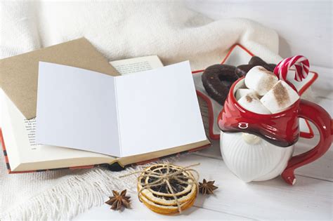 섣달 그믐 날 배경 마시멜로가 있는 산타 클로스 머그잔 크리스마스 쿠키 열린 책 0명에 대한 스톡 사진 및 기타 이미지 0명 겨울 공휴일 Istock