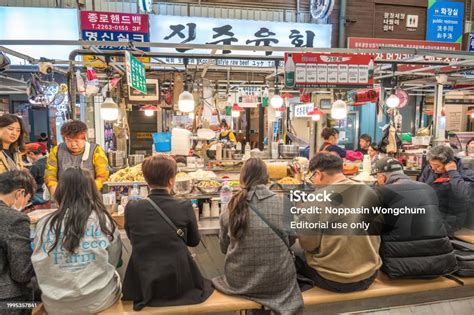 서울 한국 광장 시장에서 많은 관광객과 함께 상점과 길거리 음식 포장 마차 거리에 대한 스톡 사진 및 기타 이미지 거리 관광객 광장시장 Istock