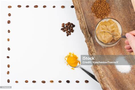 달고나 커피 아이스 한국산 트렌치 푹신한 크리미 휘핑 인스턴트 커피 프레임 0명에 대한 스톡 사진 및 기타 이미지 0명