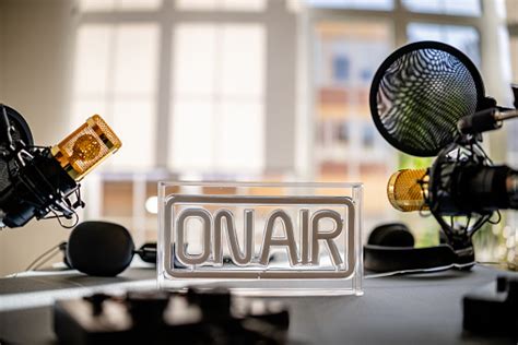 현대적인 스튜디오 환경에서 마이크와 On Air 표지판을 특징으로 하는 매력적인 팟캐스트 설정 0명에 대한 스톡 사진 및 기타 이미지 Istock