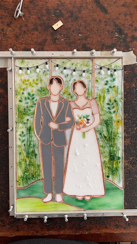 푸릇한 풀숲의 야외 결혹식장 배경의 촬영사진으로 주문제작 하였습니다 배경의 풀숲을 풍성하게 표현하기 위해 유리파우더와 프릿