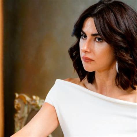 Утре в Опасно изкушение Шахика пие лекарство които ѝ намалява пулса за