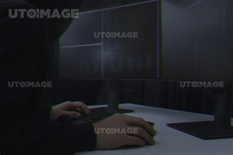 유토이미지 범죄와 법률 사이버 범죄를 저지르고 있는 해커의 뒷모습과 모니터