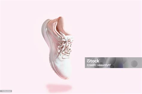 분홍색 배경에 공중에 떠 있는 세련된 운동화 달리기와 피트니스를 위한 현대 신발 여성 스포츠 개념 0명에 대한 스톡 사진 및 기타 이미지 Istock