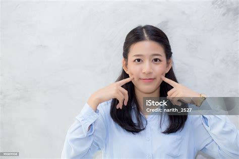 회색 시멘트 텍스처 그런 지 벽 바탕에 아름 다운 젊은 아시아 여성 행복 서 터치 뺨의 초상화 사업가 콘크리트 사업 사람들 개념에 웃 고 더러운에 대한 스톡 사진 및 기타