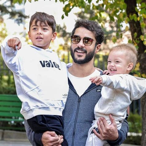 تصویری جالب از ورزش کردن ساعد سهیلی و پسر مو طلاییش در باشگاه عکس