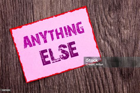 필기 발표 텍스트 아무것도 다른 보여주는입니다 개념 사진가지고 대답 나무 바탕에 분홍색 스티커 메모 용지에 작성 질문 묻는 질문 지력에 대한 스톡 사진 및 기타 이미지