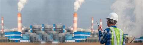 파노라마 기술자 파란색 안전모 헬멧 복사 공간이 있는 엔지니어 산업 배너 수석 전기 엔지니어 남자 손 들고 빨간색 워키토키 착용 흰색 안전모 발전소 전기 방송국 65 69