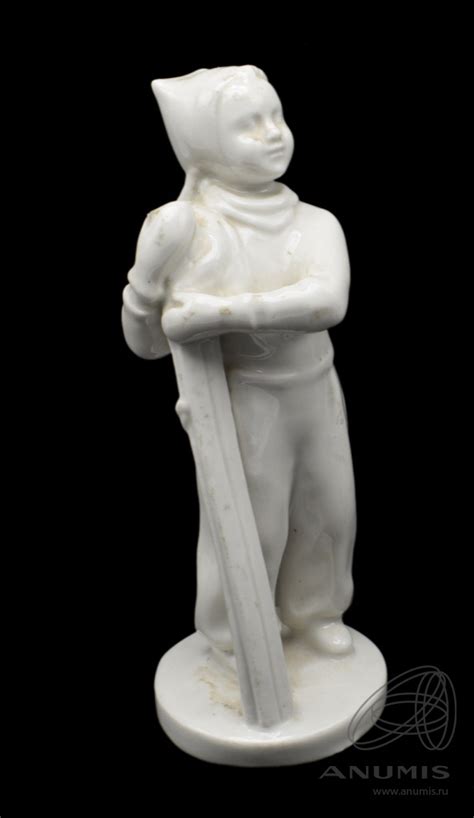 Фигурка фарфоровая «Девочка с лыжами « Размер 7×20 5 см Дефекты Скол лыж Клеймо ЛФЗ СССР Лот