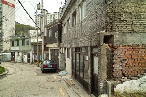 현저동 도시의 폐허 폐허 거리 그림 배경