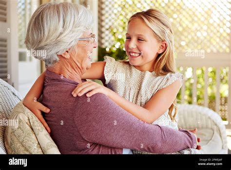 Je T Aime Granny Une Jeune Fille Assise Dehors Avec Sa Grand M Re