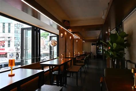 거친 인더스트리얼 컨셉 자재를 사용한 모던빈티지 18평 칵테일바 인테리어 서대문구 창천동