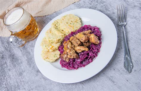 만두와 소금에 절인 양배추와 구운 돼지 고기 수제 빵 만두 레드 양배추와 맥주가 있는 전형적인 체코 식 요리 고기에 대한 스톡