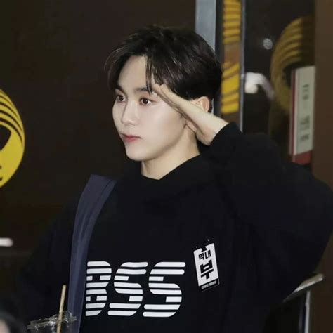 首發公告出來河道上已經開始有不少言論 先說我是大逆風發言 老實說一開始對於多了一位選手也很不能接受 開始慢慢接受是因為t1的成員們會帶著他一起行動、一起直播 我是覺得t1沒有任何選手會希望