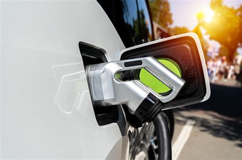 Ev 충전소의 전기 자동차 현대 전기 자동차에 연결된 충전기 0명에 대한 스톡 사진 및 기타 이미지 0명 공기 오염 교통수단 Istock