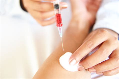 간호사에 의한 주사약은 병원에서 환자에게 백신을 접종하고 의사가 주사기를 사용하여 팔에 환자를 주는 건강하고 의학적 개념