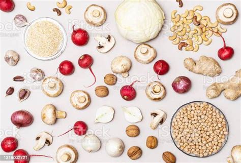 밝은 회색 배경에 다양한 유기농 야채 버섯과 병아리콩 현대 채식주의자와 건강한 식습관 0명에 대한 스톡 사진 및 기타 이미지 0명 개체 그룹 건강한 생활방식 Istock