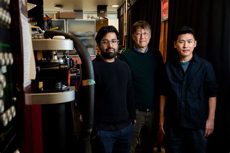 Harvard Researchers Create First Logical Quantum Processor — Harvard Gazette
