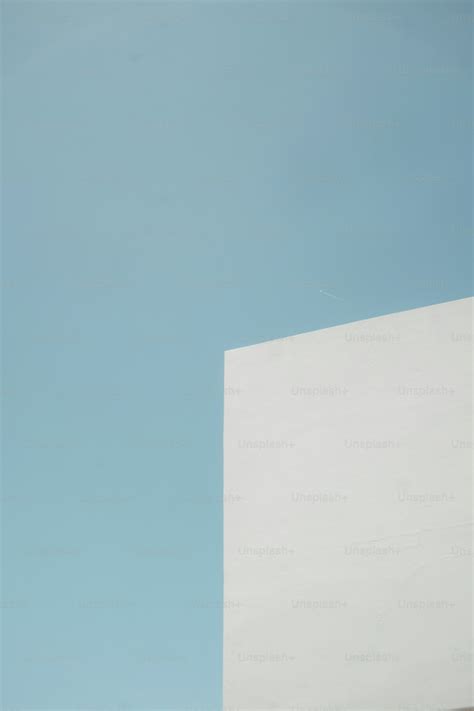 스케이트보드를 타면서 공중을 나는 남자 사진 Unsplash의 최소한의 자연 이미지