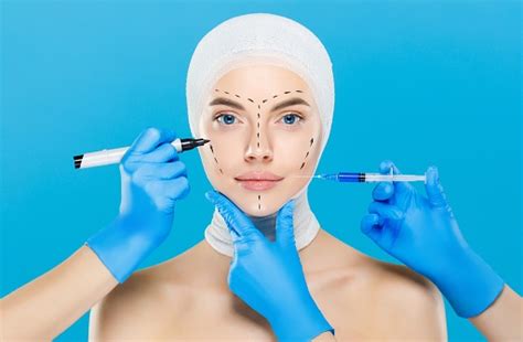 주사기와 피부 마커로 의사에 둘러싸인 성형 수술 시술을 위해 머리를 감싸는 젊은 여성 건강관리와 의술에 대한 스톡 사진 및 기타 이미지 건강관리와 의술 몸 가꾸기와