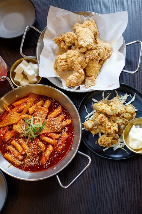 Flavorful 겹겹이 쌓인 맛 고명 고추장 기쁨 길거리 음식 닭 조각 닭 튀김 떡볶이 맛있는 매운 소스 매운 음식 바삭바삭한 반찬 붉은 소스