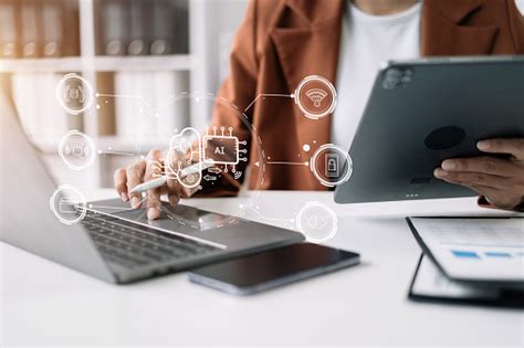 Ai 또는 인공 지능 기술 스마트폰과 노트북 컴퓨터를 사용하는 사업가가 지능형 인공 지능과 채팅을 하고 있다 미래 기술 자동화