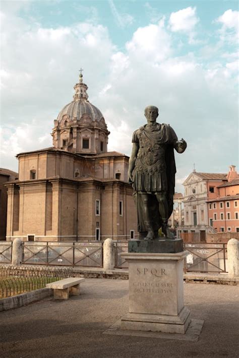 로마의 역사적 건축물이 있는 고대 로마 동상 · 무료 스톡 사진