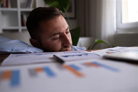 비즈니스 회계 개념 사무실에서 컴퓨터 노트북 예산 및 대출 종이와 계산기를 사용 하 여 비즈니스 사람 25 29세에 대한 스톡 사진 및 기타 이미지 Istock