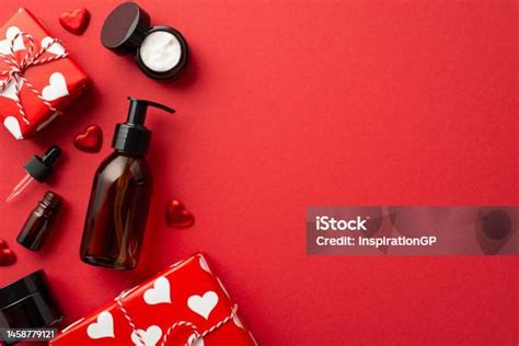 천연 화장품 개념입니다 라벨 스포이드 병이 없는 선물 상자 호박색 펌프 병의 상위 뷰 사진 복사 공간이 있는 격리된 빨간색