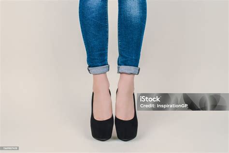 스타일 사람 시도 착용 적합의 개념 회색 베이지 색 배경에 고립 된 파란색 캐주얼 데님 바지 바지와 신발을 입고 스트레이트 롱