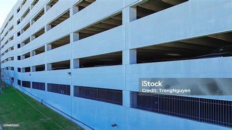 바쁜 리치몬드 애비뉴 서부 휴스턴 텍사스 파케이드 공중선의 웨스트 체이스 비즈니스 지구에서 콘크리트 경사로와 데크가있는 다층 주차장 주차 다층 차고 건물 구조 0명에 대한