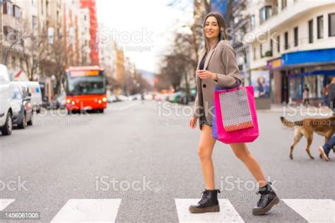 가방 개념 판매 소비주의 도시에서 취미 쇼핑 얼룩말 횡단보도를 건너는 쇼핑 여자 가방에 대한 스톡 사진 및 기타 이미지 가방 개념 거리 Istock