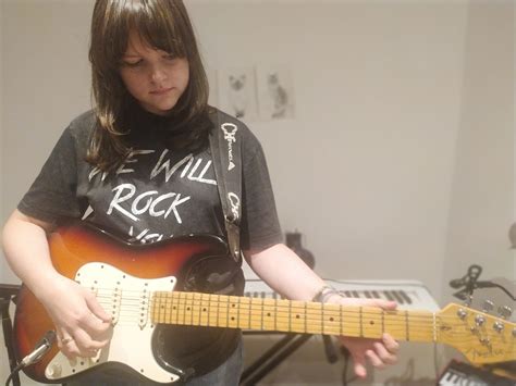 Ruby Moss Releases New Single Stranded