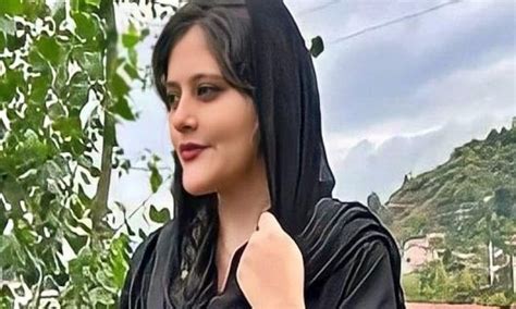 Iran ईरान में कट्टरपंथियों के खिलाफ 22 वर्षीय युवती ने खोला मोर्चा