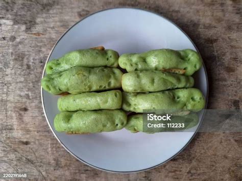 Kue Pukis Pandan 또는 밀가루와 코코넛 밀크로 만든 자바 Pandanus 팬케이크 인도네시아 음식 메뉴 상의 모습 0명에 대한 스톡 사진 및 기타 이미지