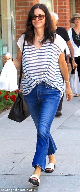 Courteney Cox Shows Off Youthful Glow In Beverly Hills Daily Mail Online