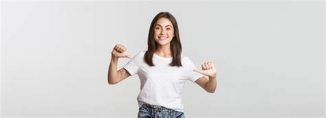 Eccitata Ragazza Bruna Felice Sorridente Che Punta Le Dita Verso Il Tuo Logo Che Mostra Banner