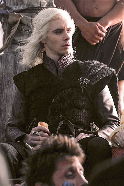 Эволюция костюмов Дейенерис Таргариен в сериале Игра престолов 7Королевств Harry Lloyd A