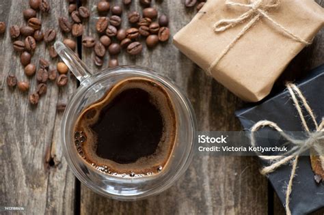 나무 테이블에 선물이있는 커피 한 잔과 상자 커피와 휴일 생일을 마셔라 나비매듭에 대한 스톡 사진 및 기타 이미지 나비매듭