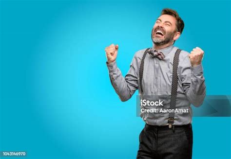 중 년 남자 수염 및 나비 넥타이 행복 하 고 흥분 승리 제스처를 표현 성공 하 고 승리 승리를 축 하 긍정적인 감정 표현에
