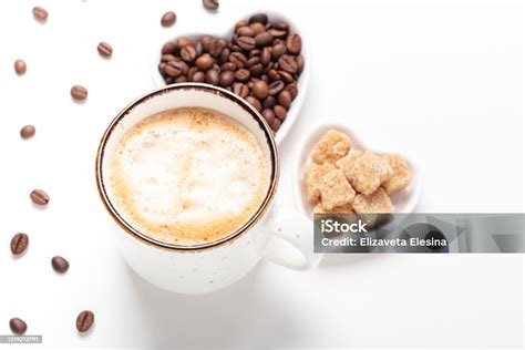 커피와 하트 모양의 접시와 흰색 배경에 커피 콩과 갈색 설탕을 가진 머그잔 위쪽 보기 갈색에 대한 스톡 사진 및 기타 이미지 갈색 검은색 곡초류 Istock