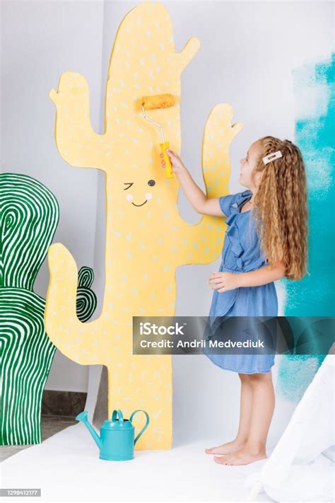 스튜디오에서 페인트 롤러와 큰 종이 선인장아름다운 미소 소녀의 초상화 보육원에서 즐거운 귀여운 아기 아기의 날 4 5세에 대한 스톡 사진 및 기타 이미지 Istock