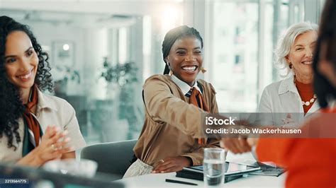 성공 연대 및 거래를 위한 여성 기업인과의 악수 팀워크 및 지원 계약 보너스 및 악수 회의 및 파트너십을 위한 사무실에 있는 사람들과의 협력 20 24세에 대한 스톡 사진