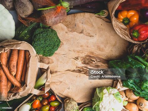 나무 배경에 야채의 다양한 깨끗한 먹고 다이어트 Cconcept 제로 폐기물과 환경 친화적 인 쇼핑 종이 가방 상단보기 플라스틱 무료 및 재사용 개념 복사 공간 0에 대한