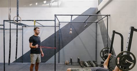 바벨로 데드리프트를 하는 남자 사진 Unsplash의 체육관 이미지